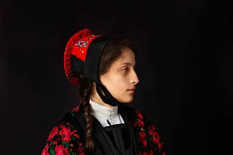 Marburger Fotografin setzt Trachten aus dem Landkreis neu in Szene